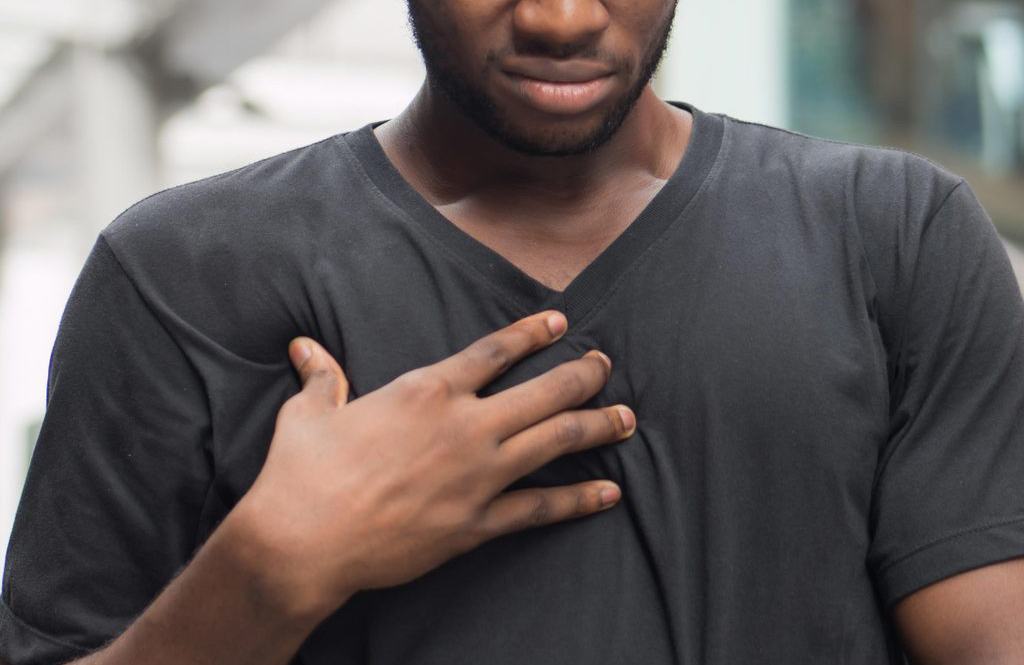 These are 12 silent symptoms of a heart attack, according to ...