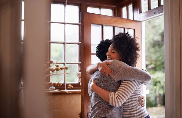 10 little etiquette tips to use when you’re a guest in someone’s home ...