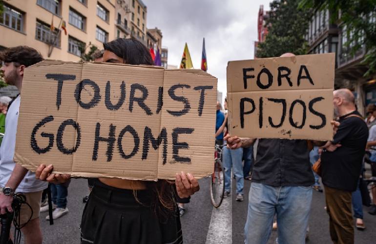 How overcrowding impacts the world’s tourism hotspots | Reader's Digest ...
